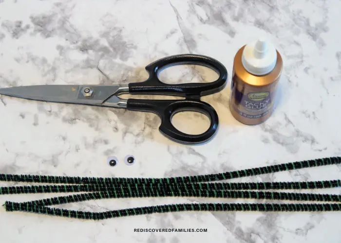 Pipe Cleaner Spiders: Quick and Easy Halloween Fun | Rediscovered Families