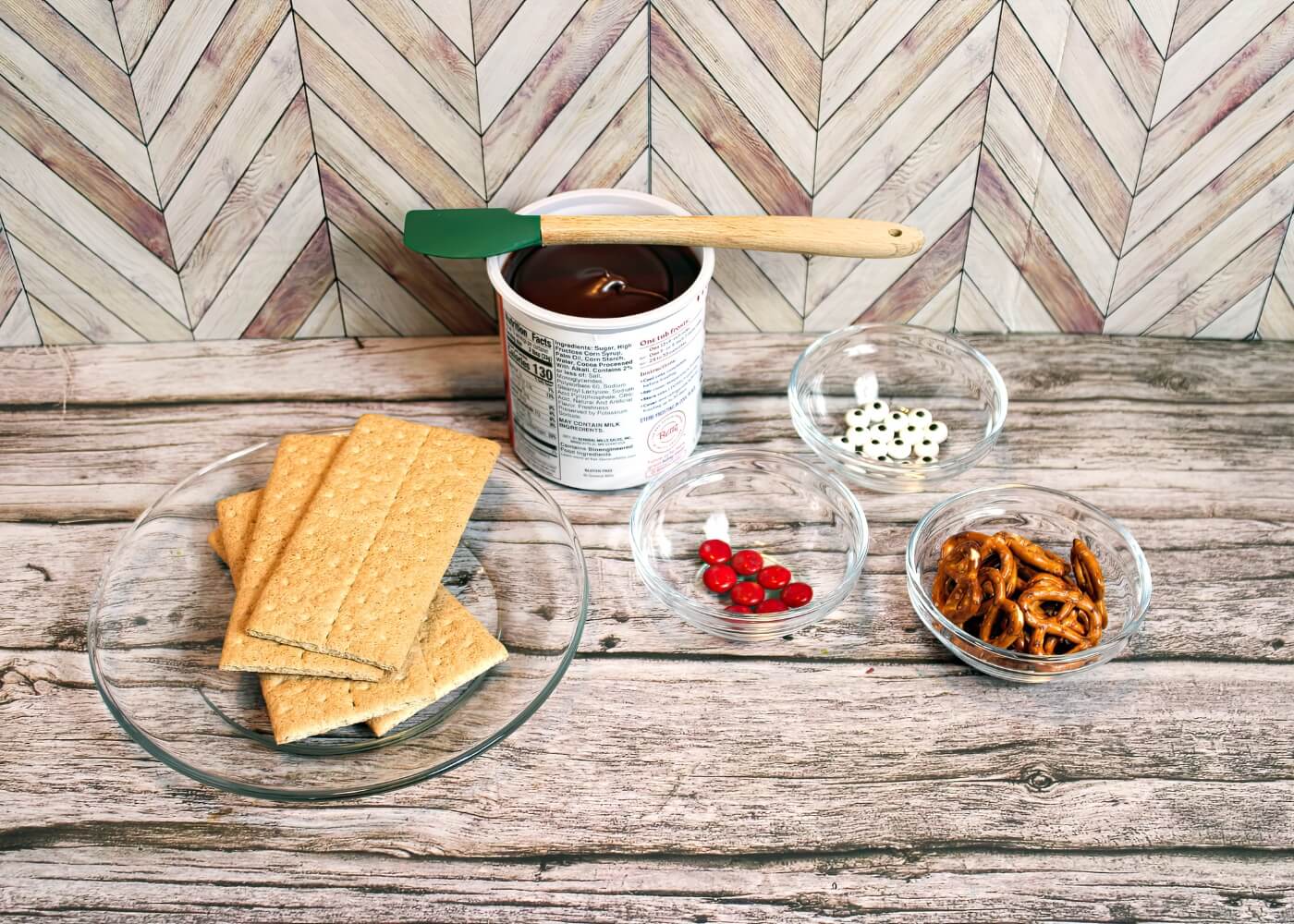 Graham Cracker Reindeer For Kids | Rediscovered Families