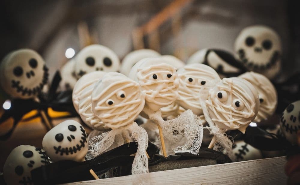 16 Easy Halloween Cake Pops Anyone Can Make | Rediscovered Families